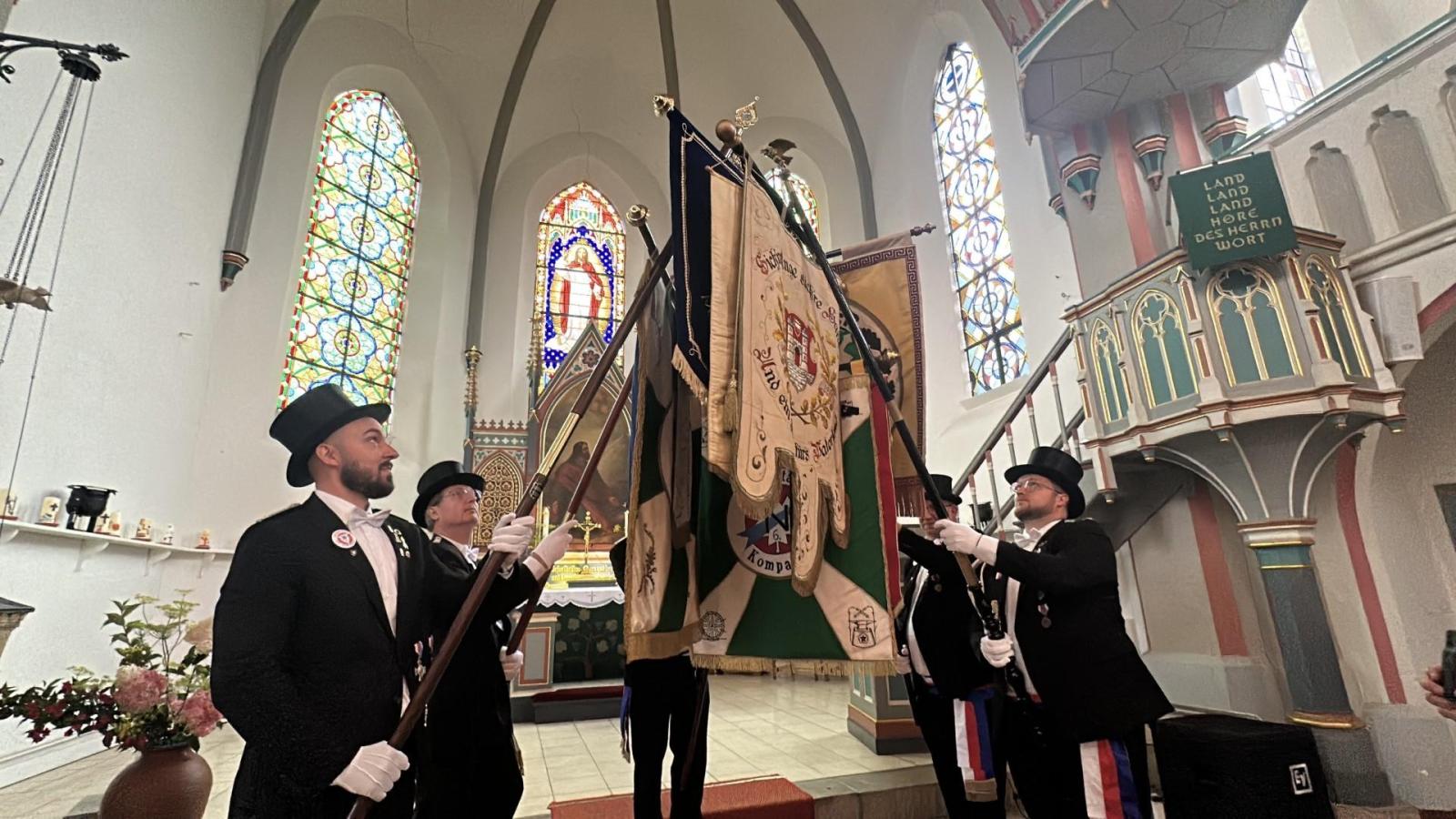 Feierliche Fahnenweihe in Meinsen-Warber: Tradition und Gemeinschaft im ...