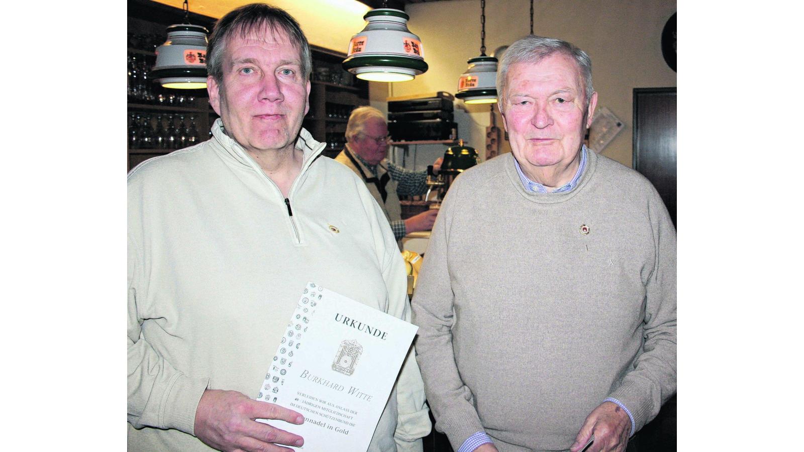 Ingrid Uhe bleibt Vorsitzende der Schützen | Schaumburger Wochenblatt Ingrid Uhe bleibt Vorsitzende der Schützen | Schaumburger Wochenblatt