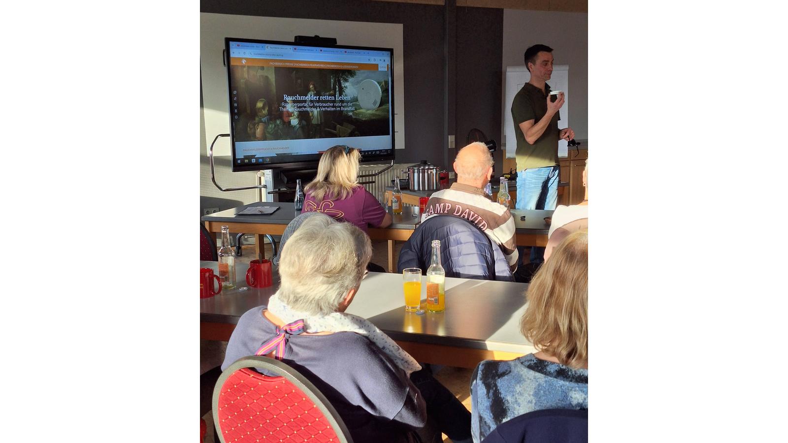 Landfrauen lernen Brandschutz hautnah – Besuch bei der Feuerwehr Rodenberg | Schaumburger ...